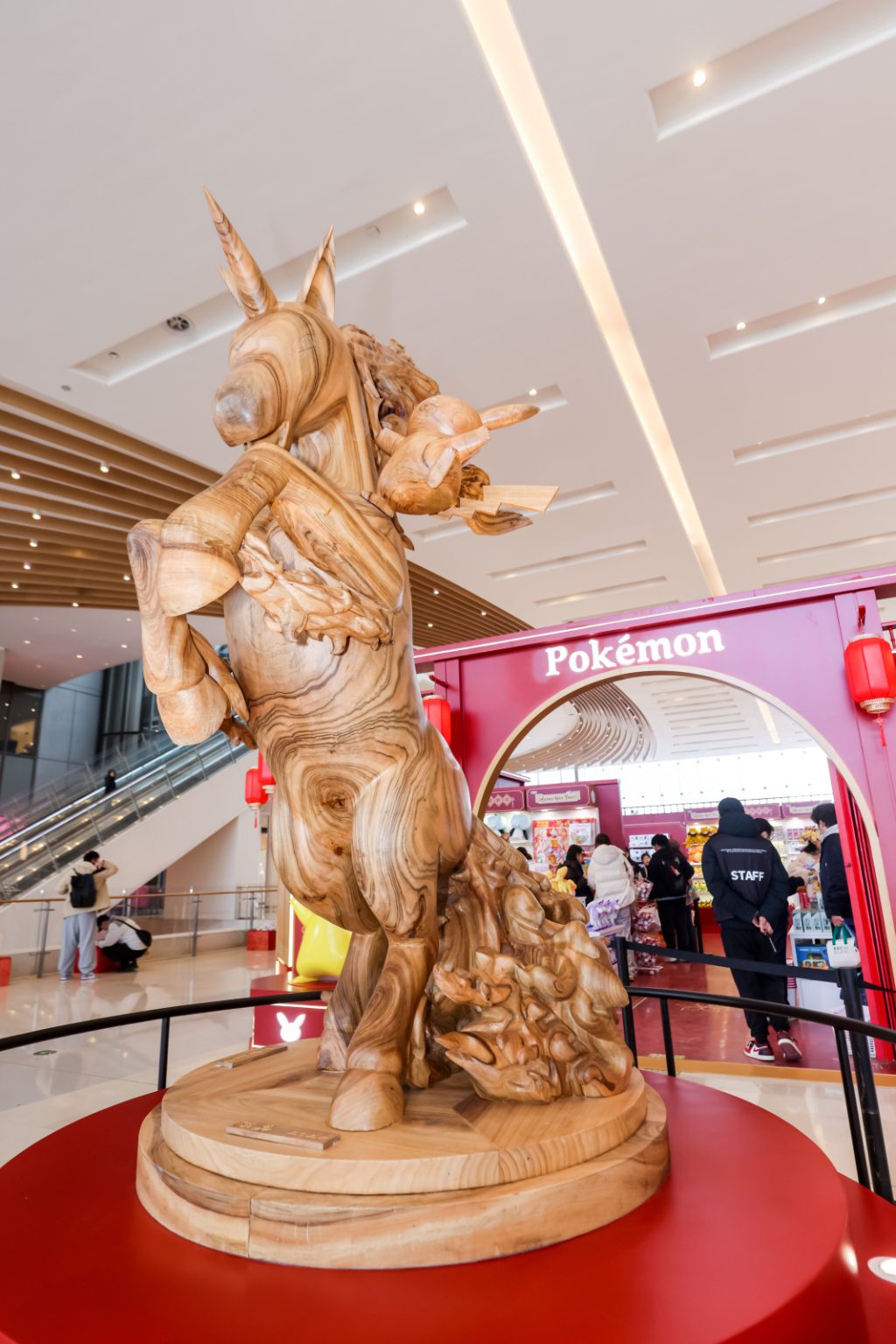 Il Pokémon Store di Suzhou celebra l'Anno del Cavallo con una statua ...